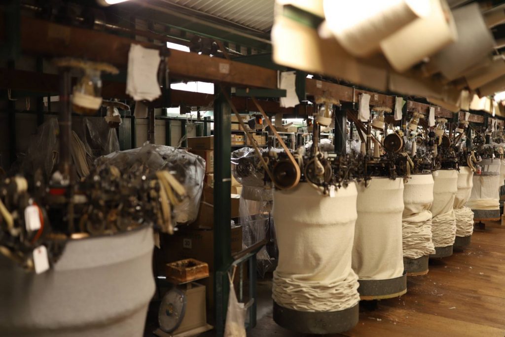 ④太陽光で動くヴィンテージ吊り編み機 (Vintage loopwheel knitting machine that runs by ...